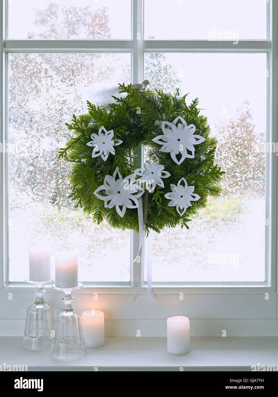 Christmas wreath silver stars hi-res stock photography and images - Alamy
