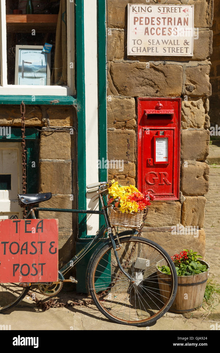 The old post office robin hoods bay hi-res stock photography and images ...