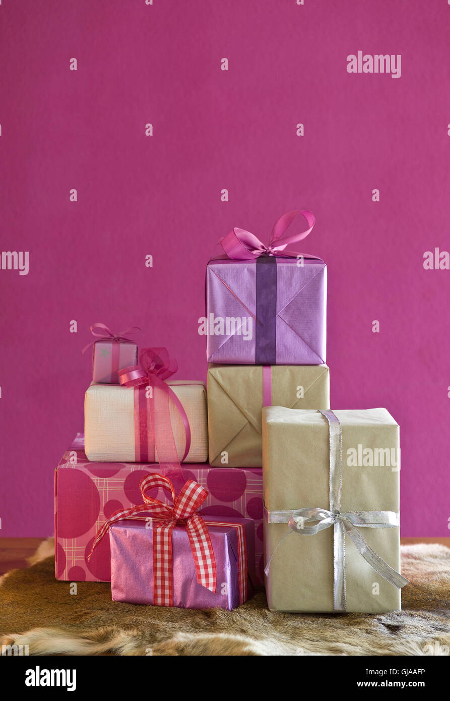 Wrapping parcels hi-res stock photography and images - Alamy