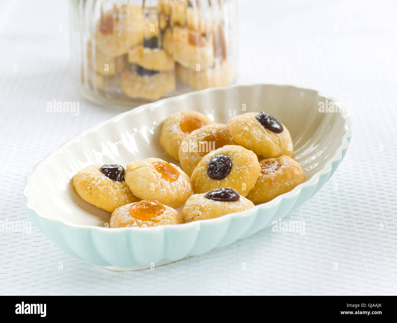 Glass lid cake hi-res stock photography and images - Alamy