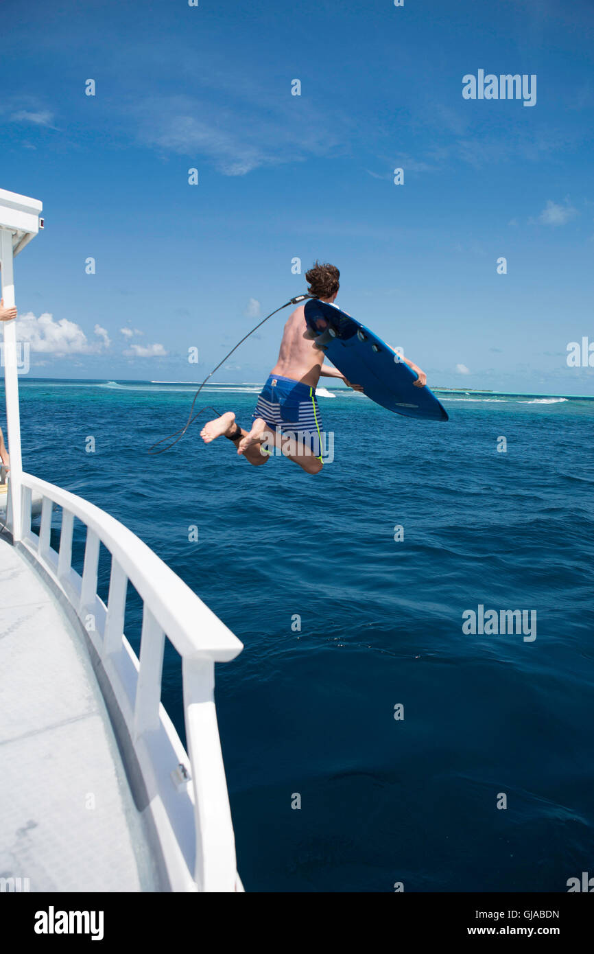 Man jumping into sea from boat hi-res stock photography and images - Alamy