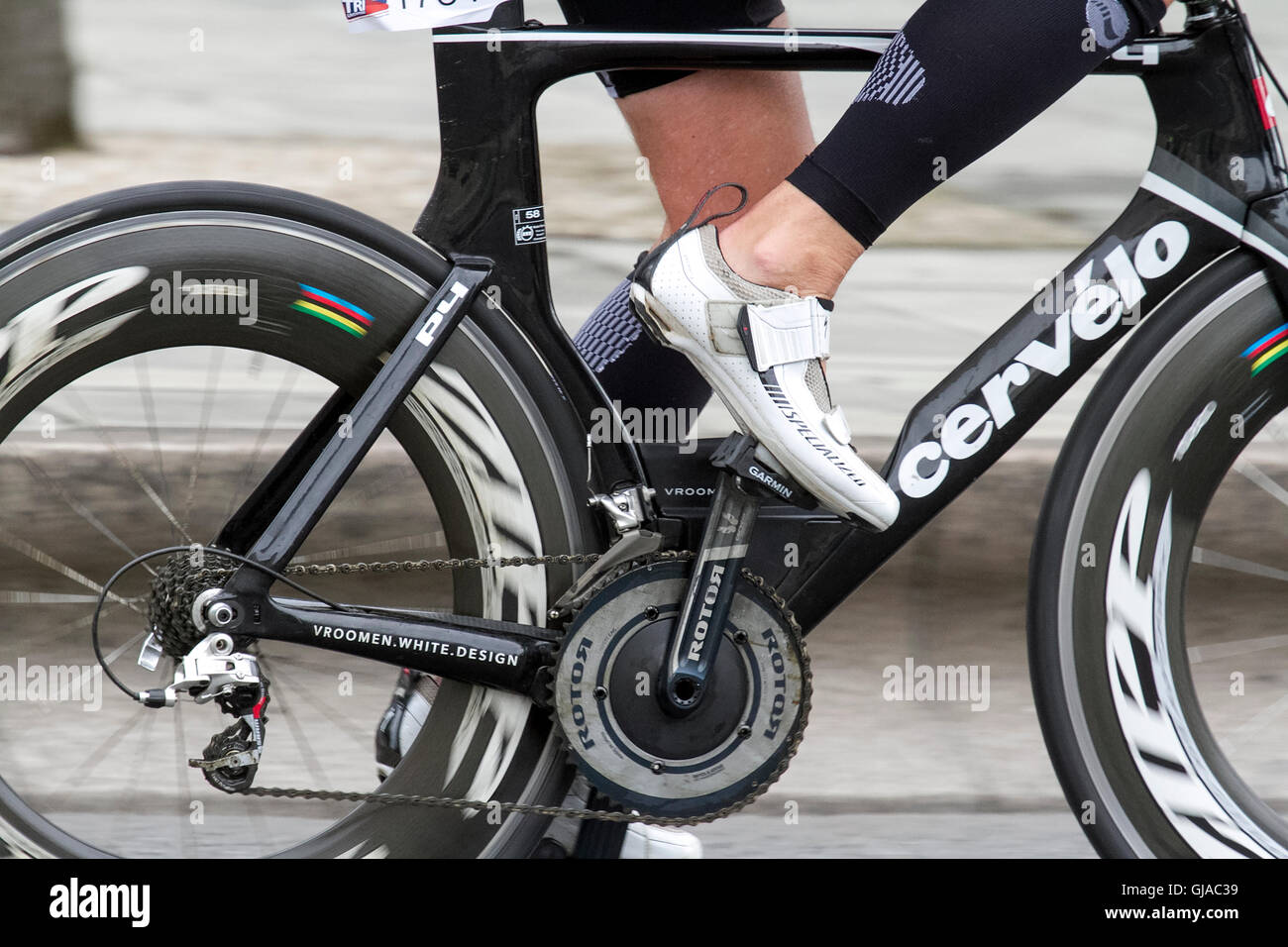 A carbon fibre lightweight bike bicycle cycling cyclist race racing ...