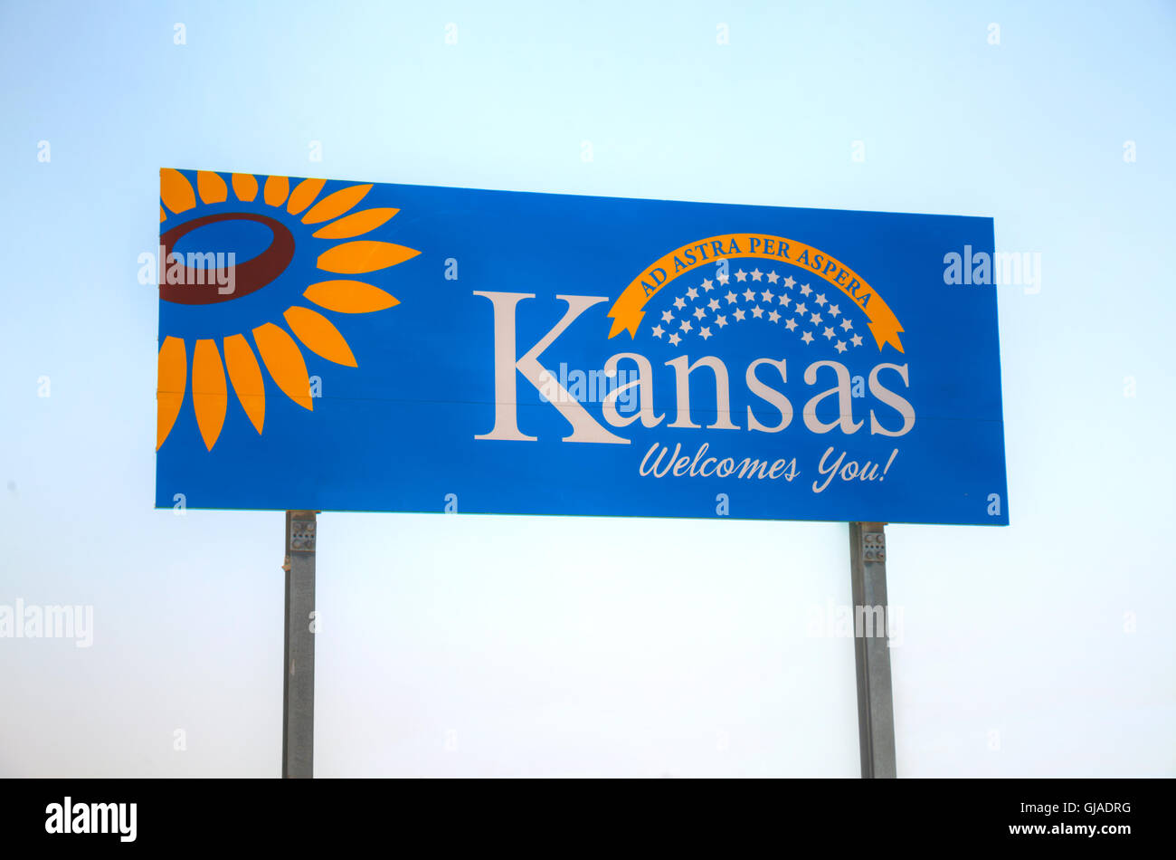 Kansas welcomes you sign at he state border Stock Photo - Alamy