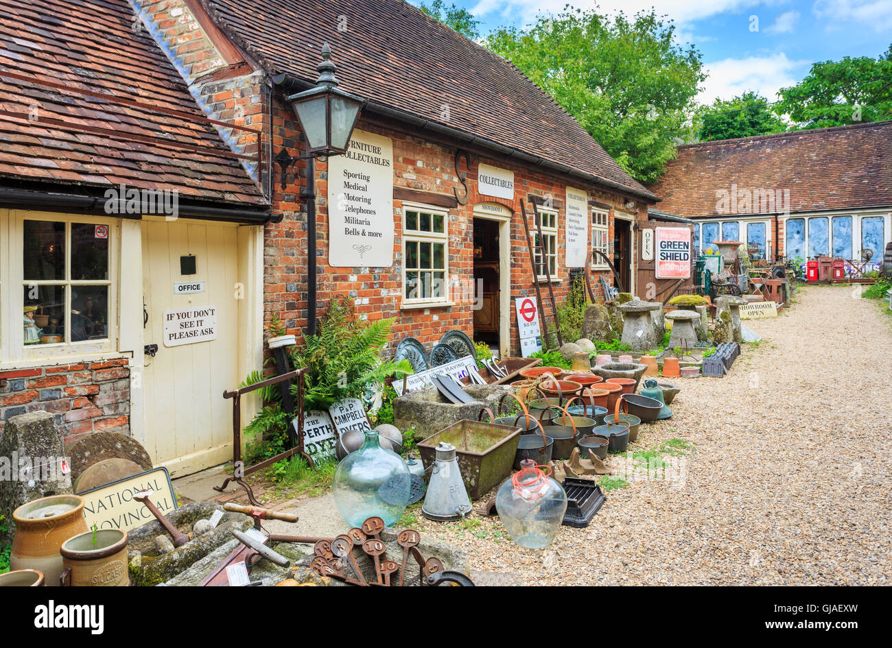 Objects on display in the courtyard of an antique shop in Hungerford ...