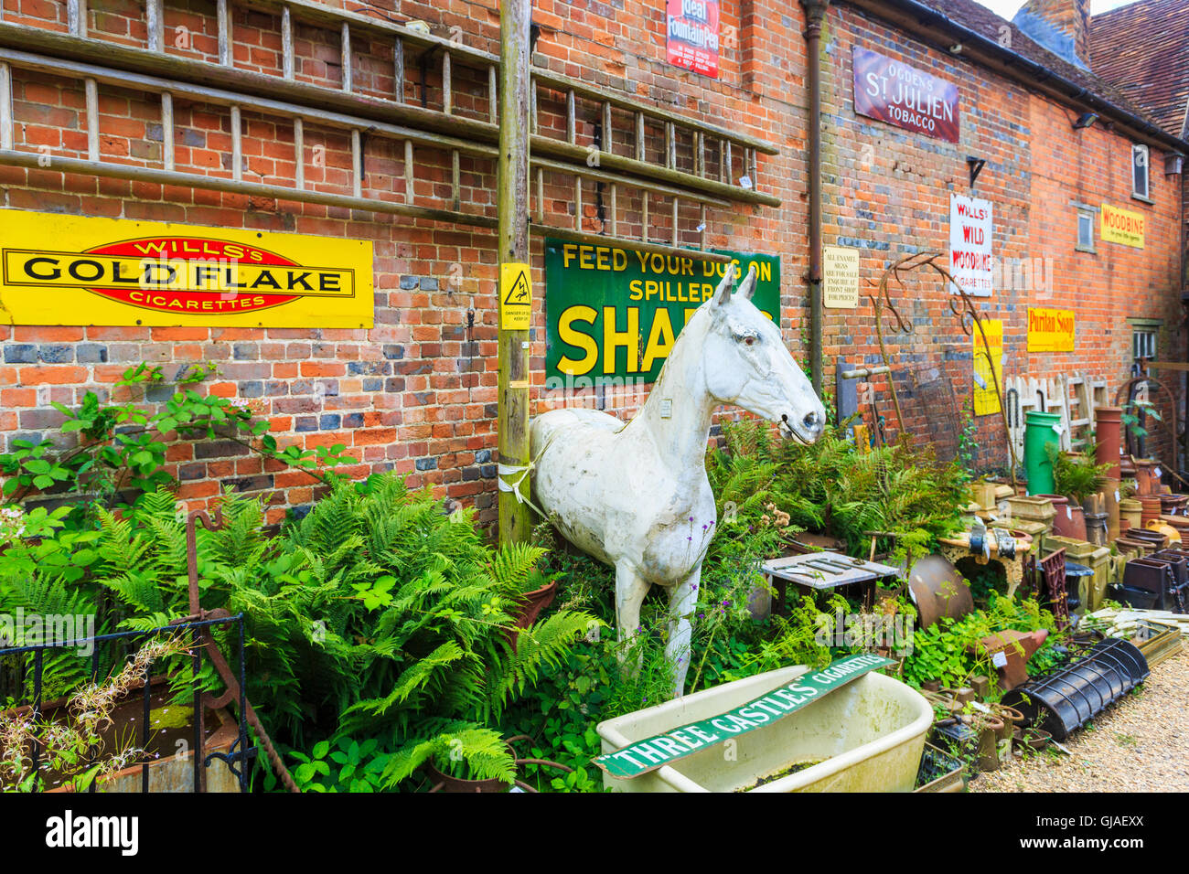 Objects on display in the courtyard of an antique shop in Hungerford ...