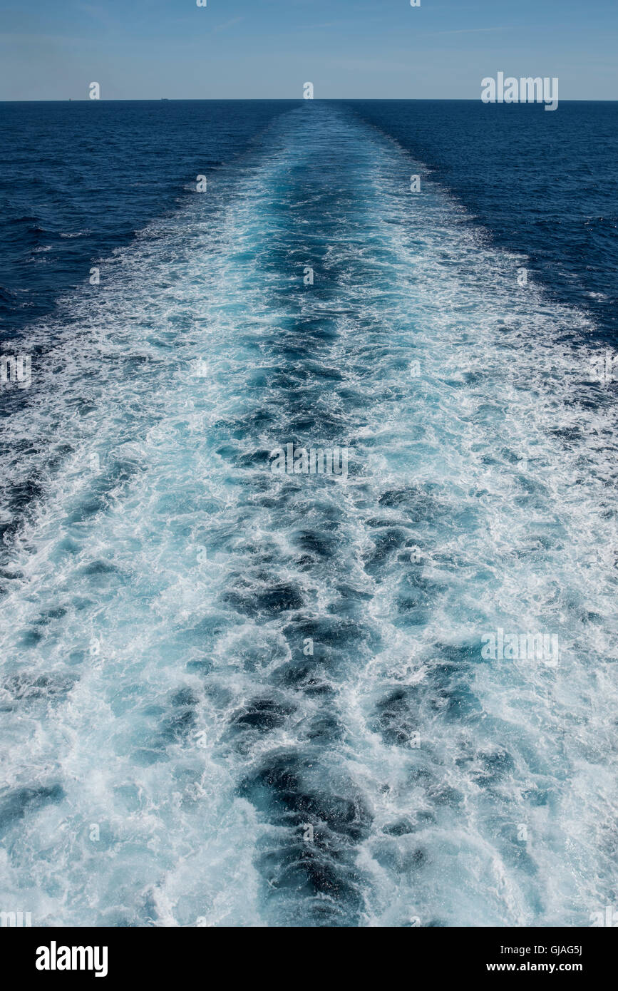 Sea ocean horizon ship wake hi-res stock photography and images - Alamy