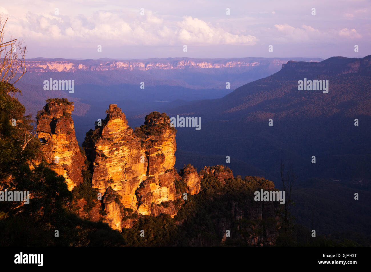 The Three Sisters at sunset, Australia The Three Sisters towering above ...
