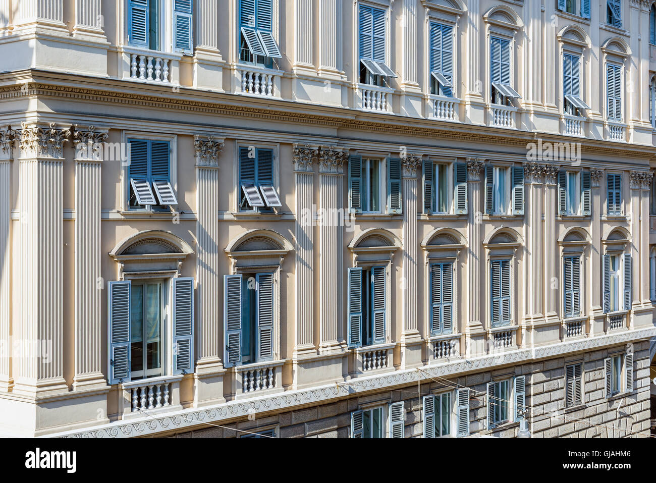 Building italian home facade hi-res stock photography and images - Alamy