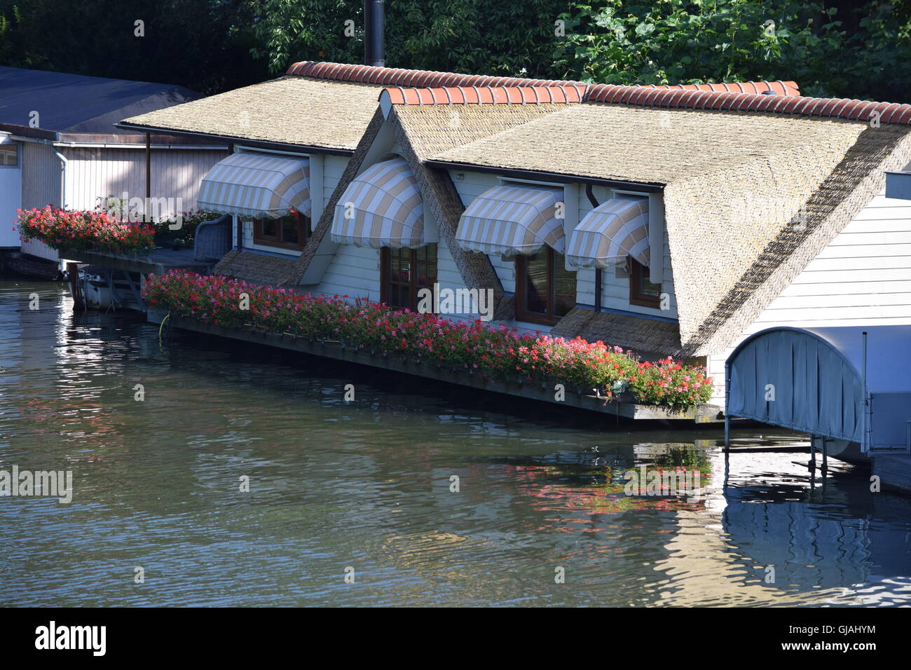 country cottage on the water Stock Photo - Alamy