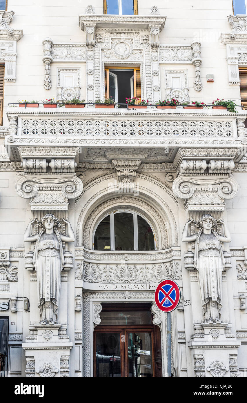 Italian house facade hi-res stock photography and images - Alamy