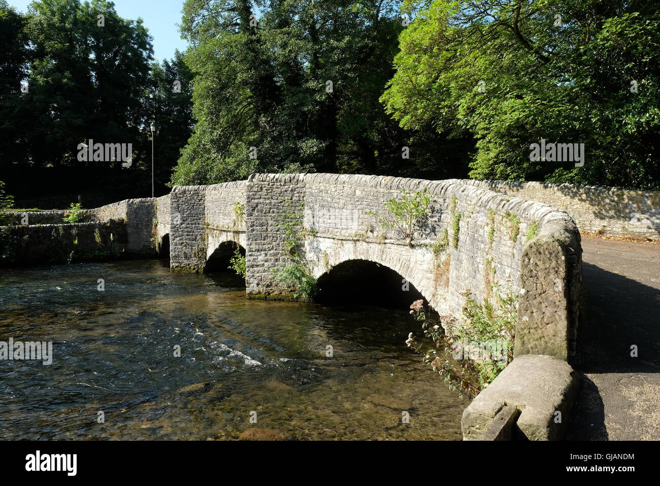 Packhorse bridge at Ashford on the Water Stock Photo - Alamy
