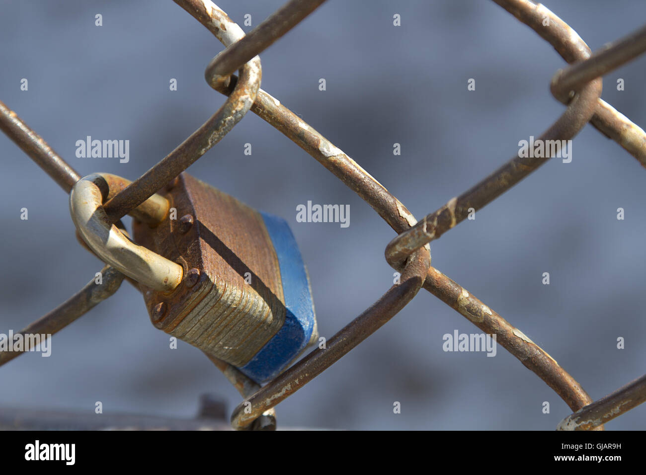 Steel fence locked chain hi-res stock photography and images - Alamy