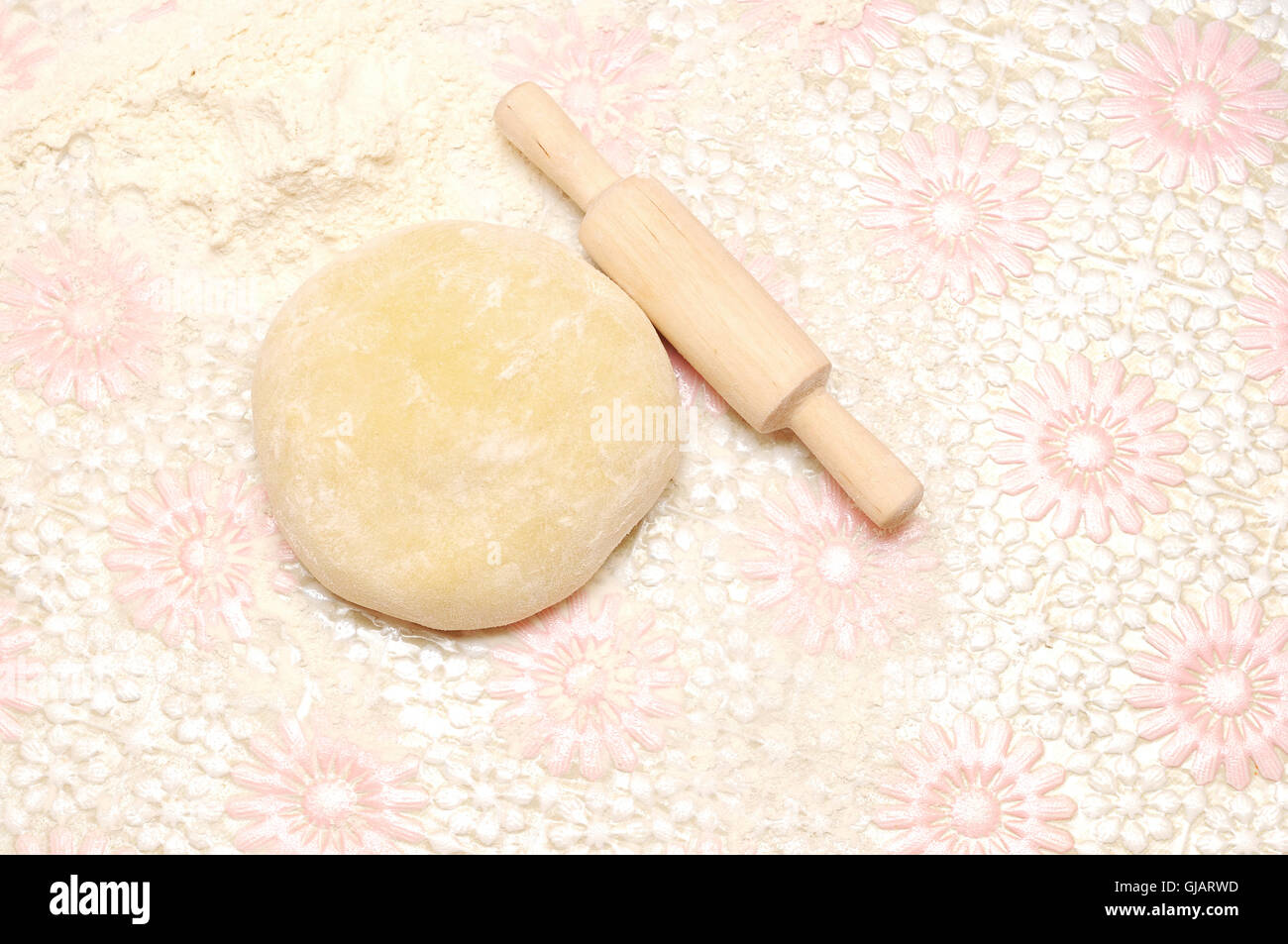 floured rolling pin on dough Stock Photo - Alamy