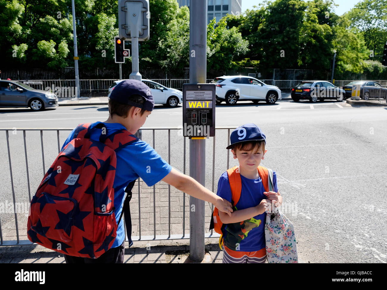 Children crossing road uk hi-res stock photography and images - Alamy