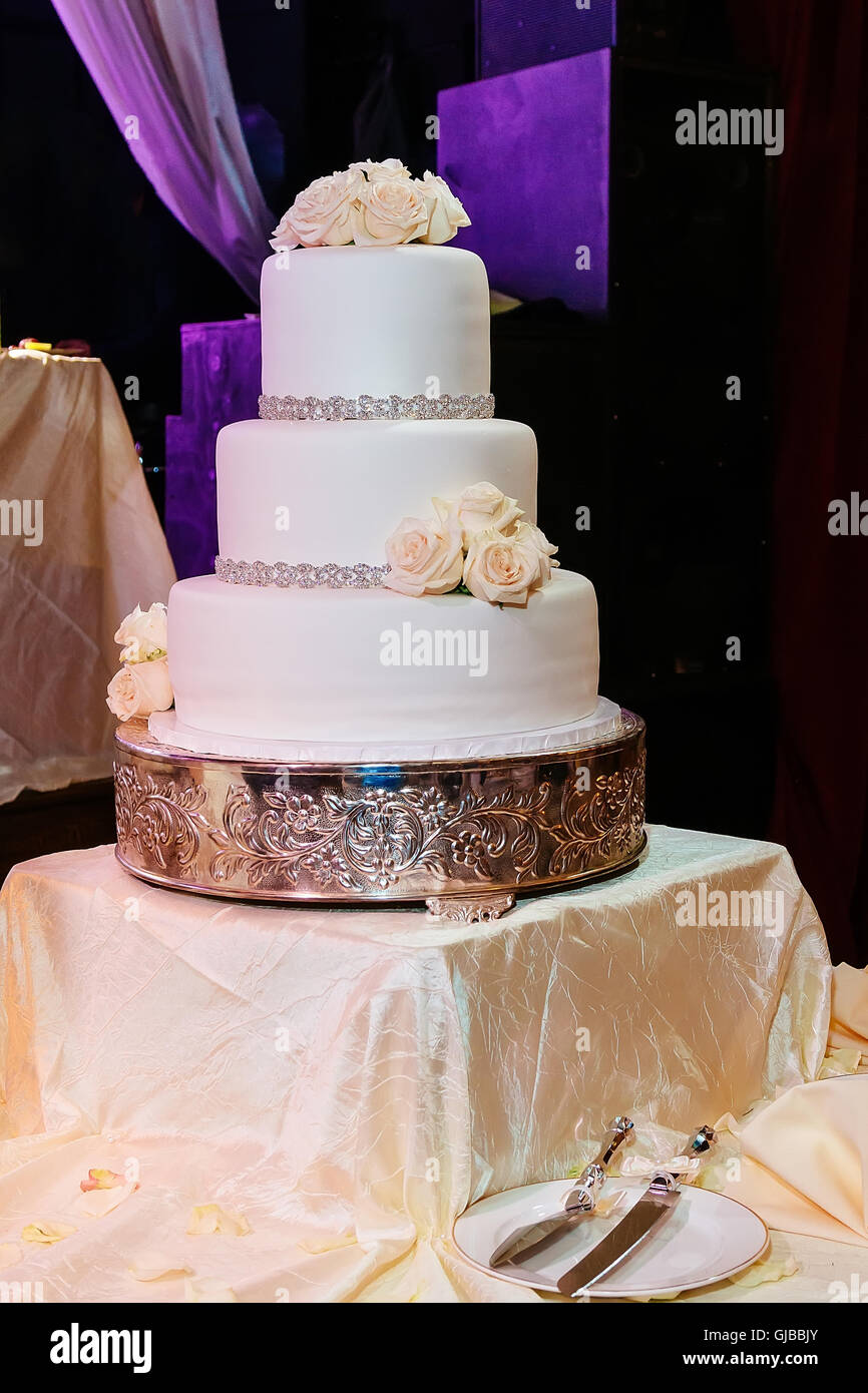 Image of a beautiful wedding cake at reception Stock Photo - Alamy