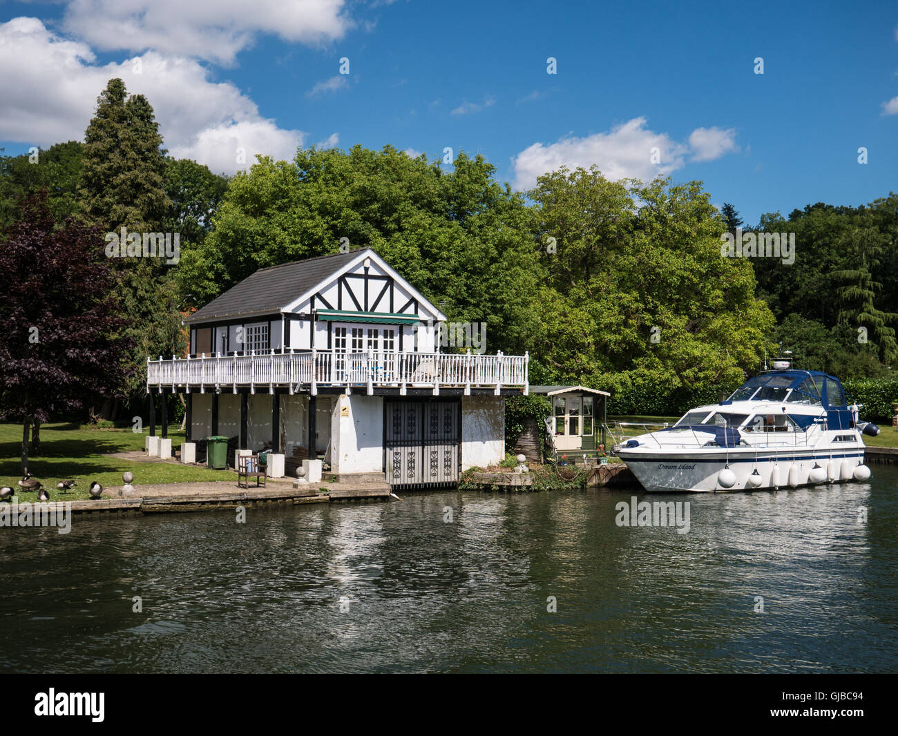 The warren caversham hi-res stock photography and images - Alamy