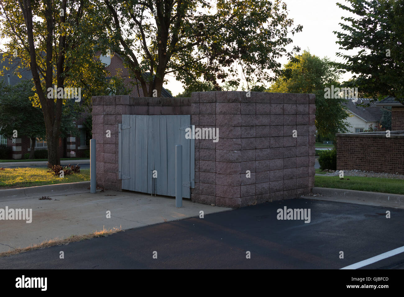 Hidden dumpster hi-res stock photography and images - Alamy