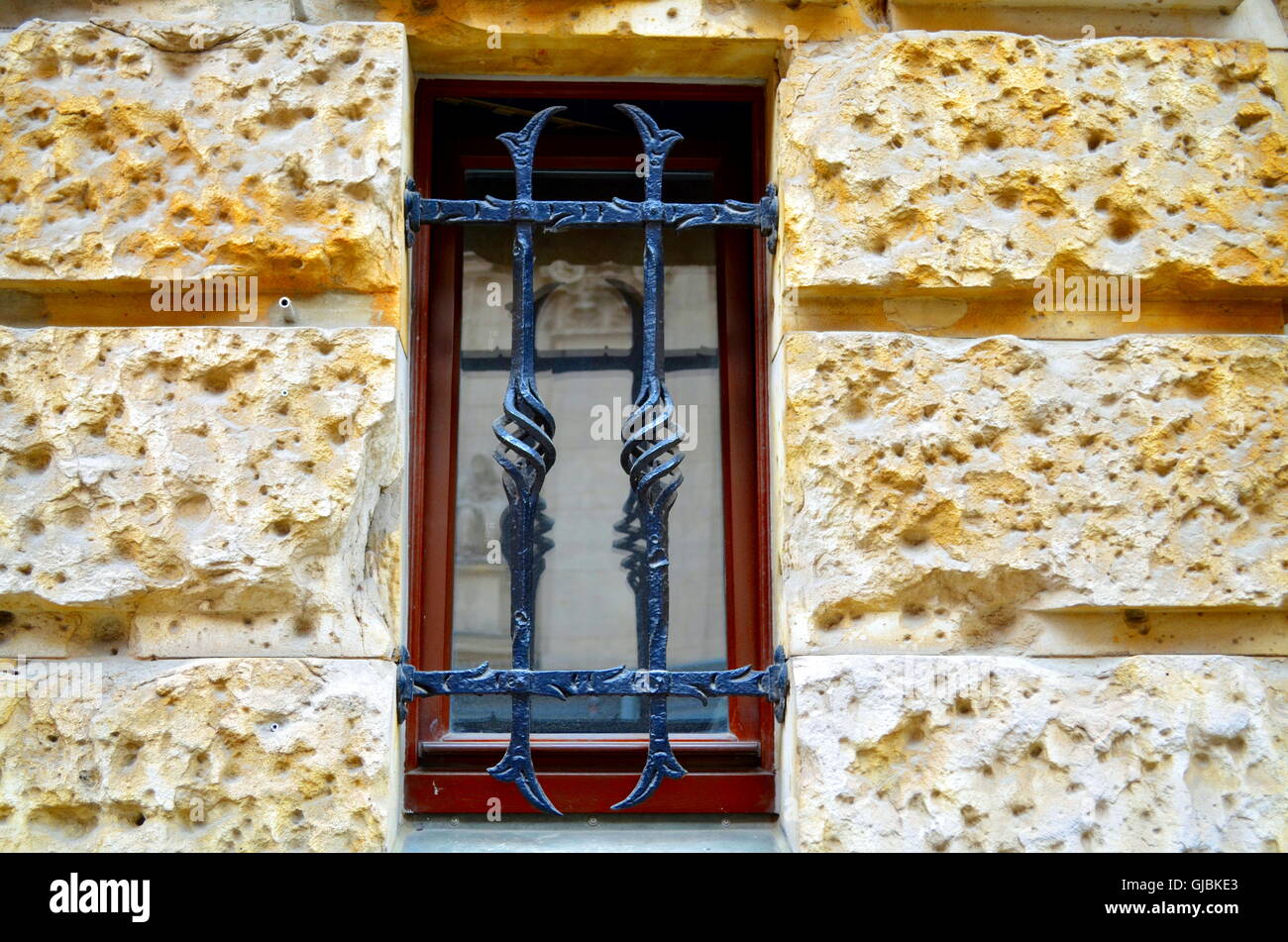 Basement window metal security hi-res stock photography and images - Alamy
