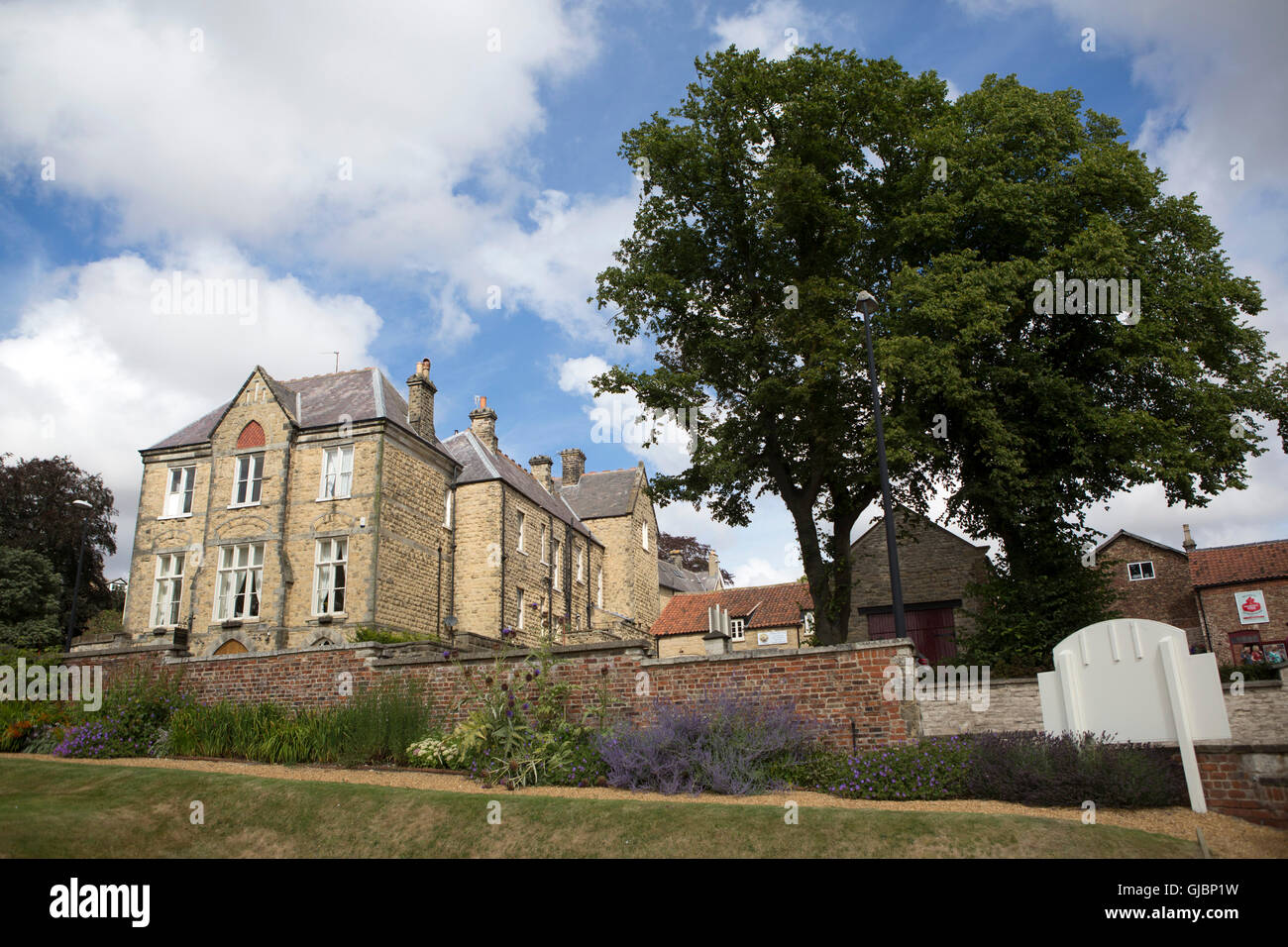 House with a tree hi-res stock photography and images - Alamy