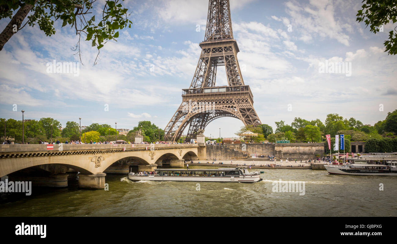 D'Lena Bridge in Paris next to the Eiffel Tower Stock Photo - Alamy