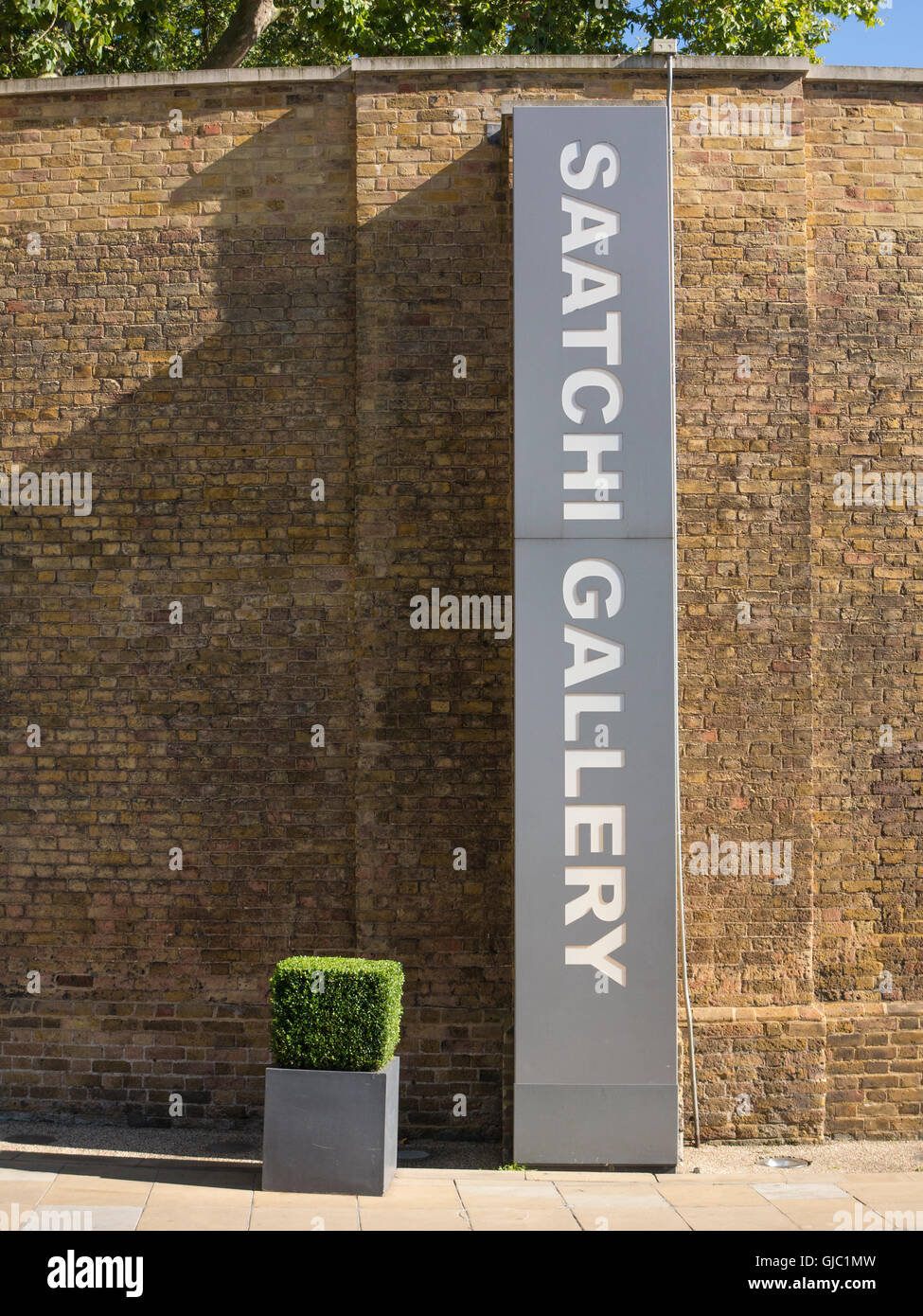 Saatchi Gallery in London Stock Photo - Alamy