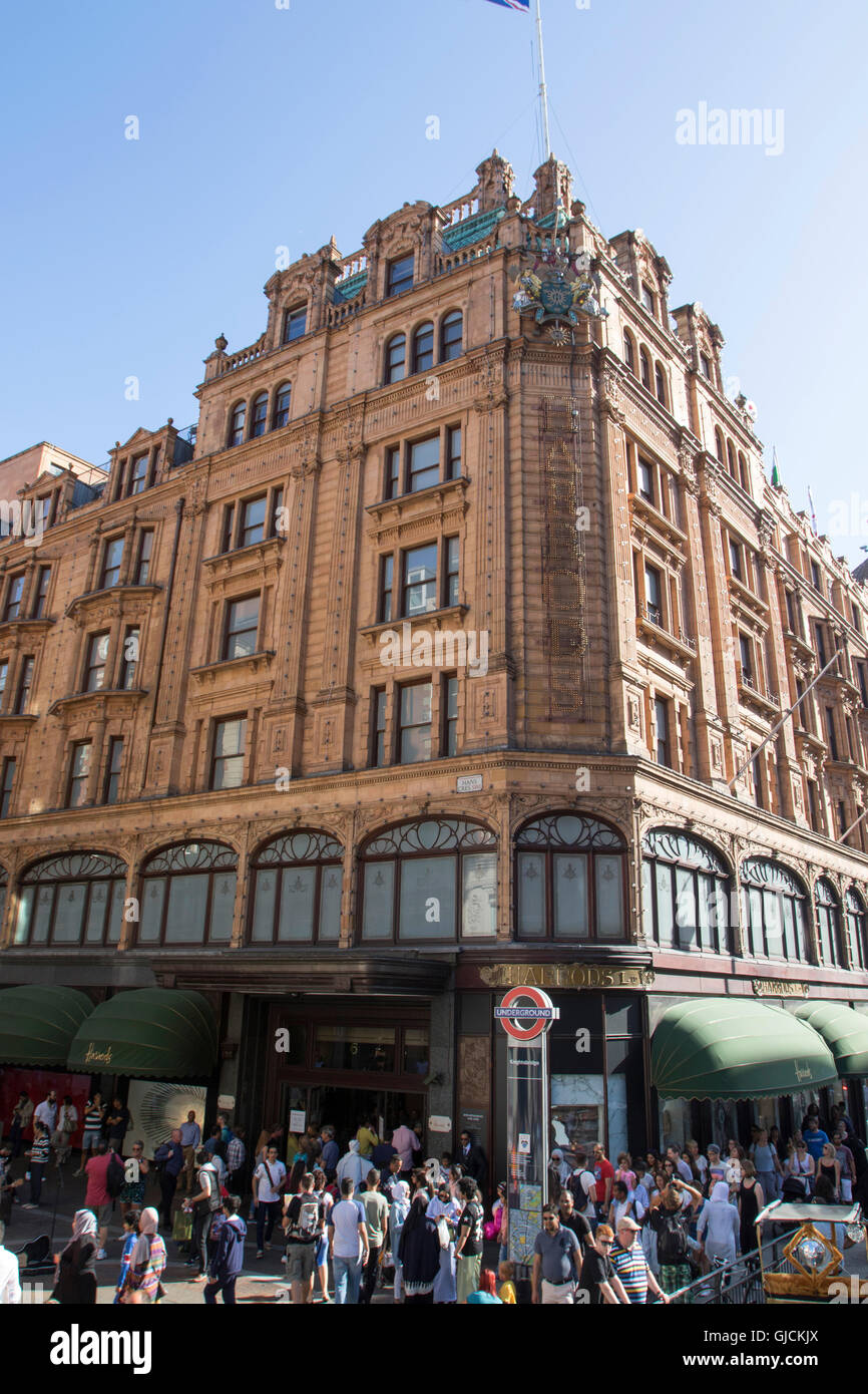 Harrods department store situated on Brompton Road, Knightsbridge in ...