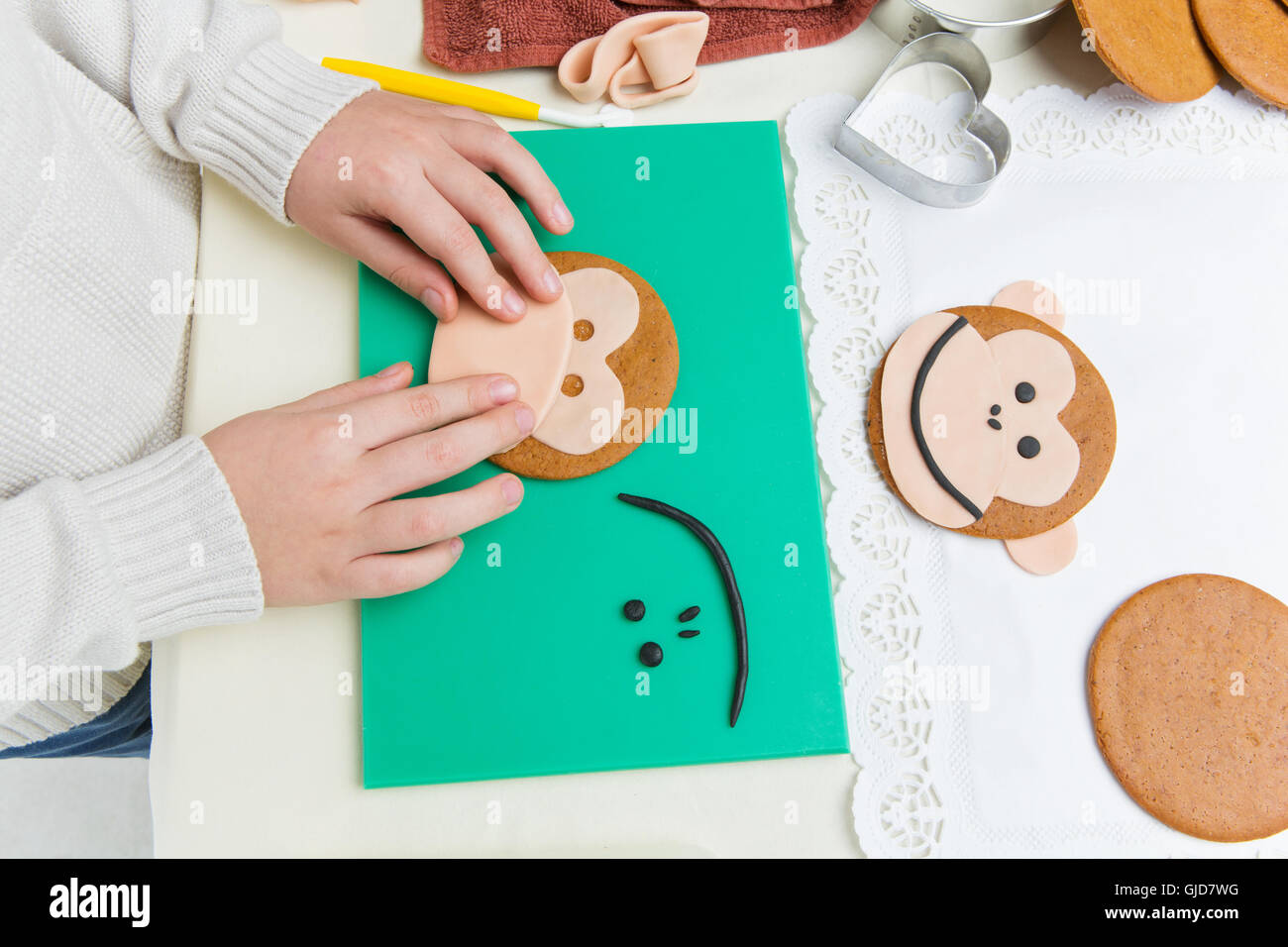Children making christmas gingerbread Stock Photo - Alamy