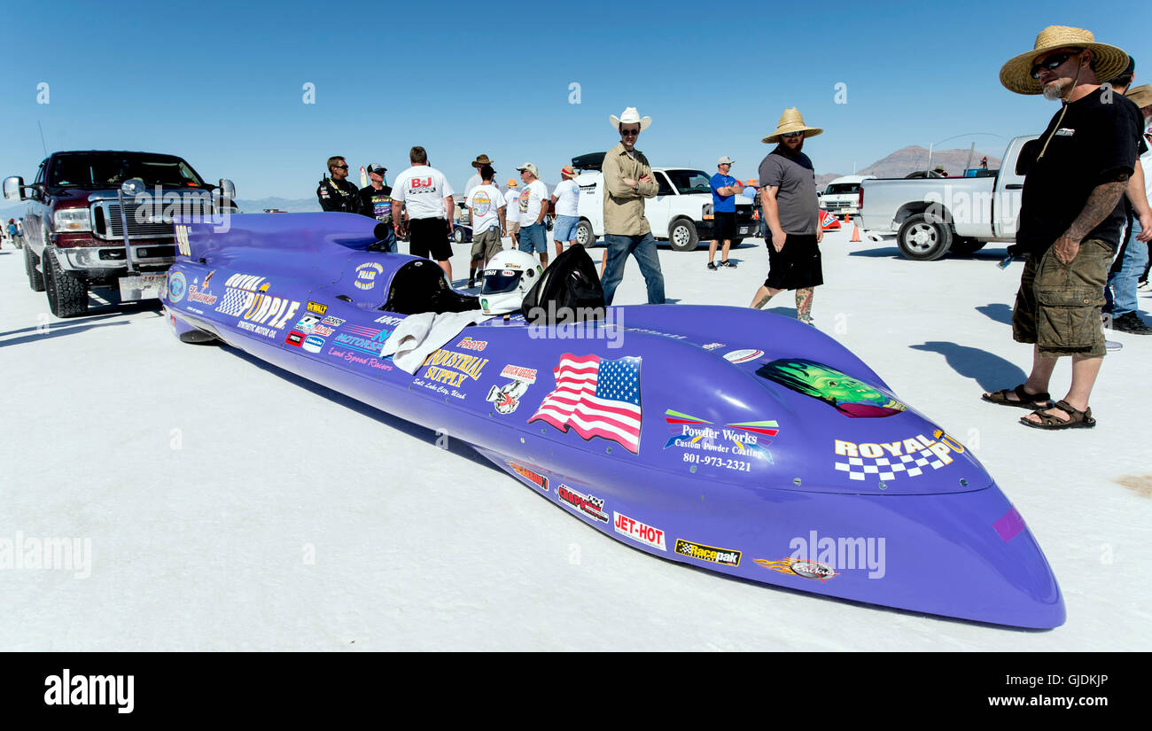 Wendover, Utah, USA. 14th Aug, 2016. A streamliner is pushed towards ...
