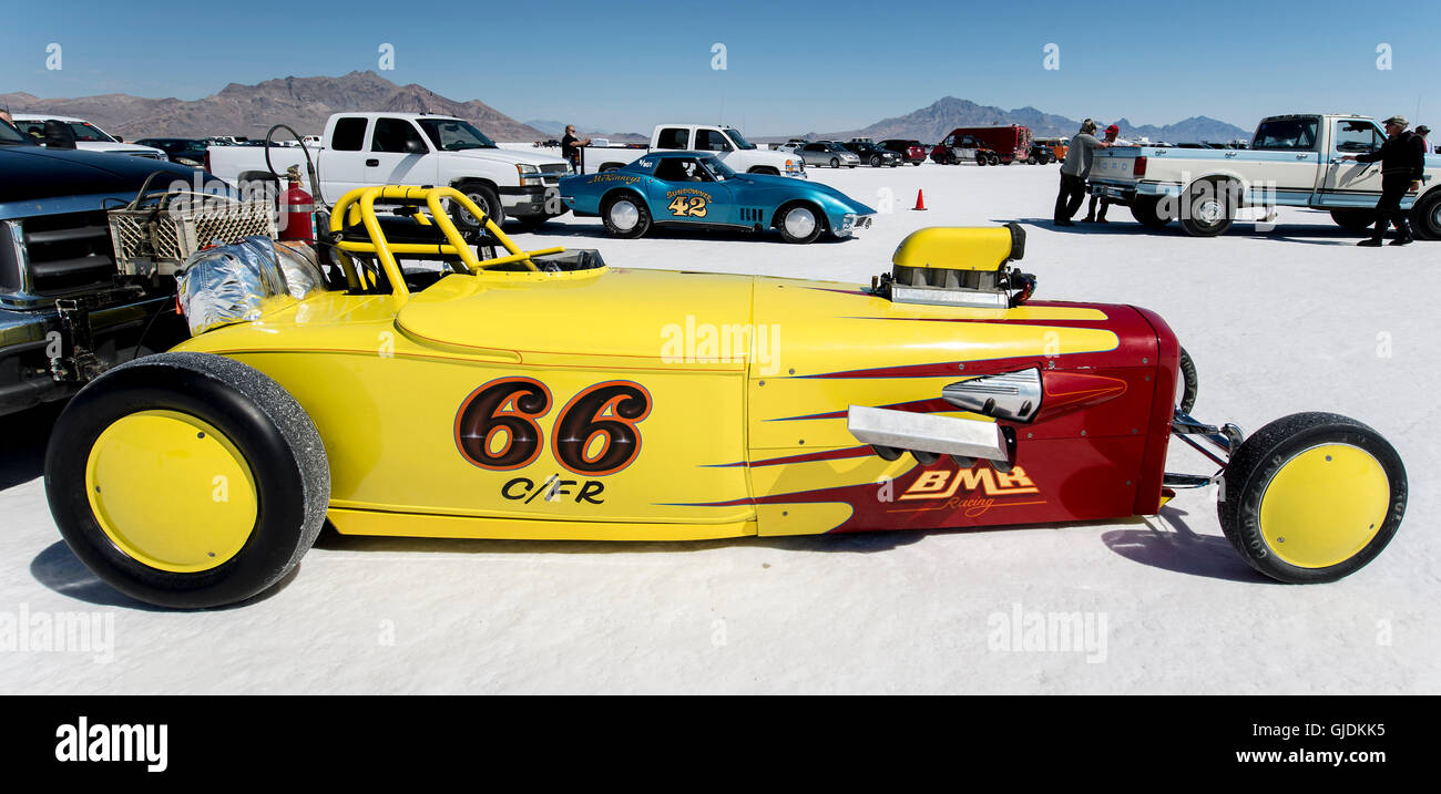 Wendover, Utah, USA. 14th Aug, 2016. Race cars are staged for their run ...