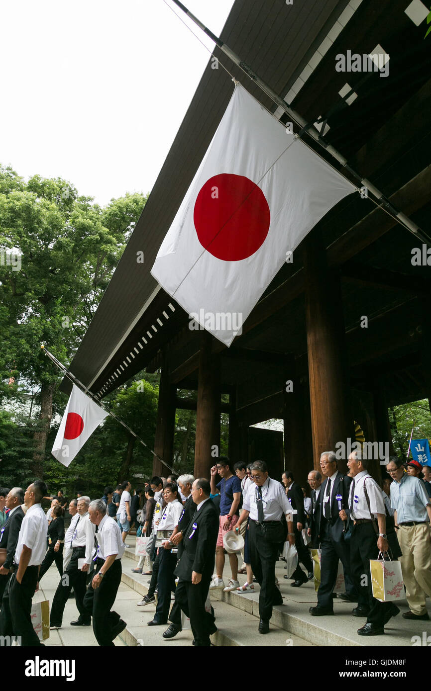 Tokyo, Japan. 15th Aug, 2016. People walk under Japanese flags flying ...