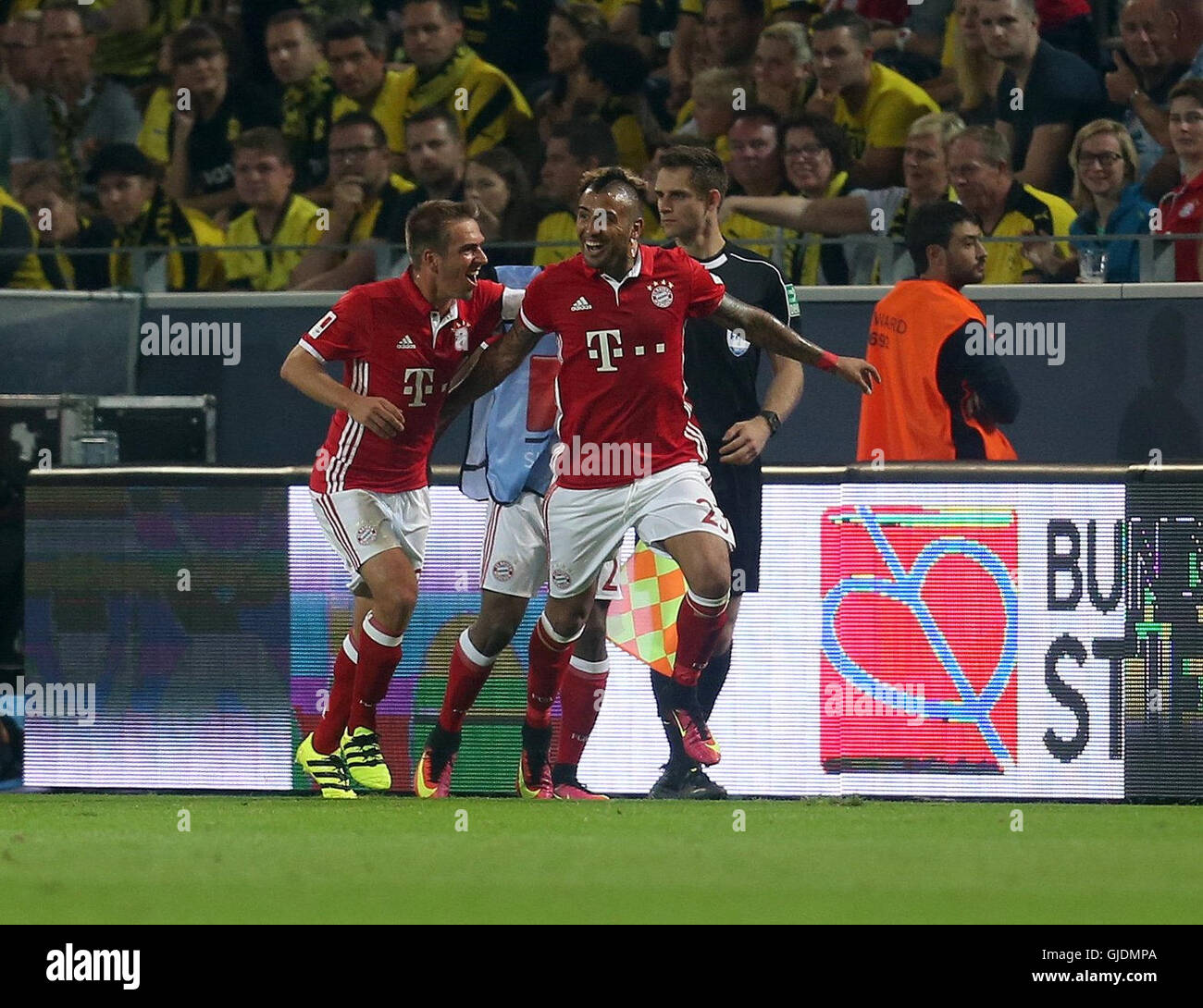 Dortmund, Germany. 14th Aug, 2016. Bayern's Arturo Vidal (r) and ...
