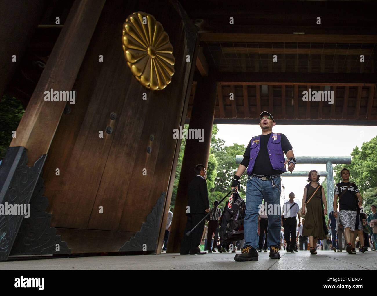Tokyo, Japan. 15th Aug, 2016. A Japanese nationalist enters Yasukuni ...