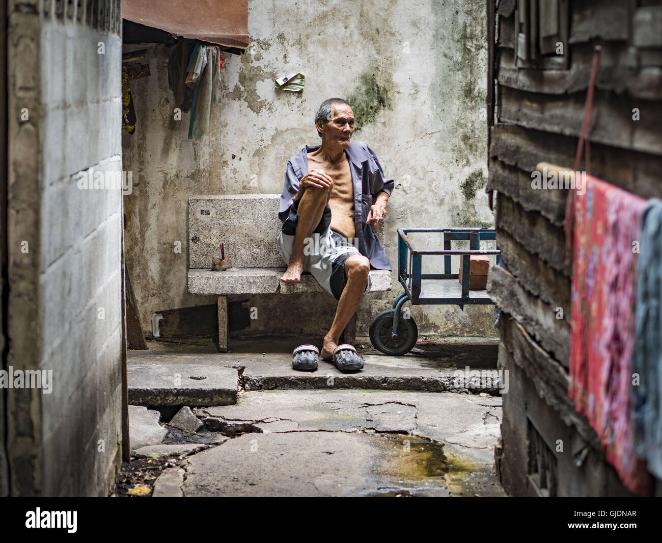 Bangkok, Thailand. 15th Aug, 2016. A resident of the Pom Mahakan slum ...