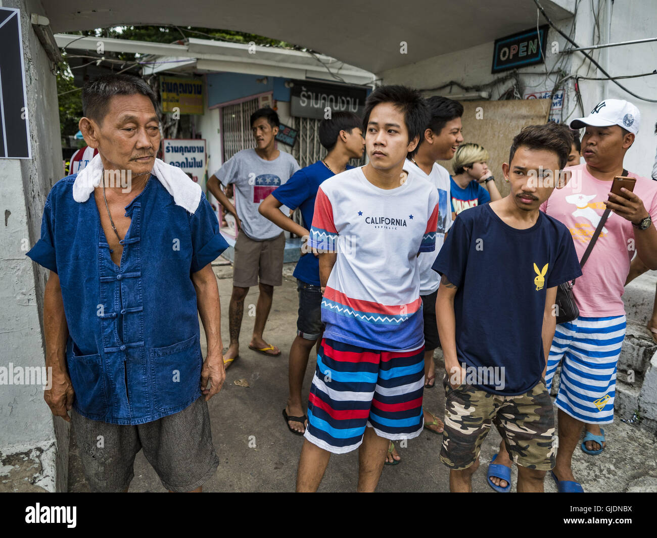 Bangkok, Thailand. 15th Aug, 2016. Residents of the Pom Mahakan slum ...