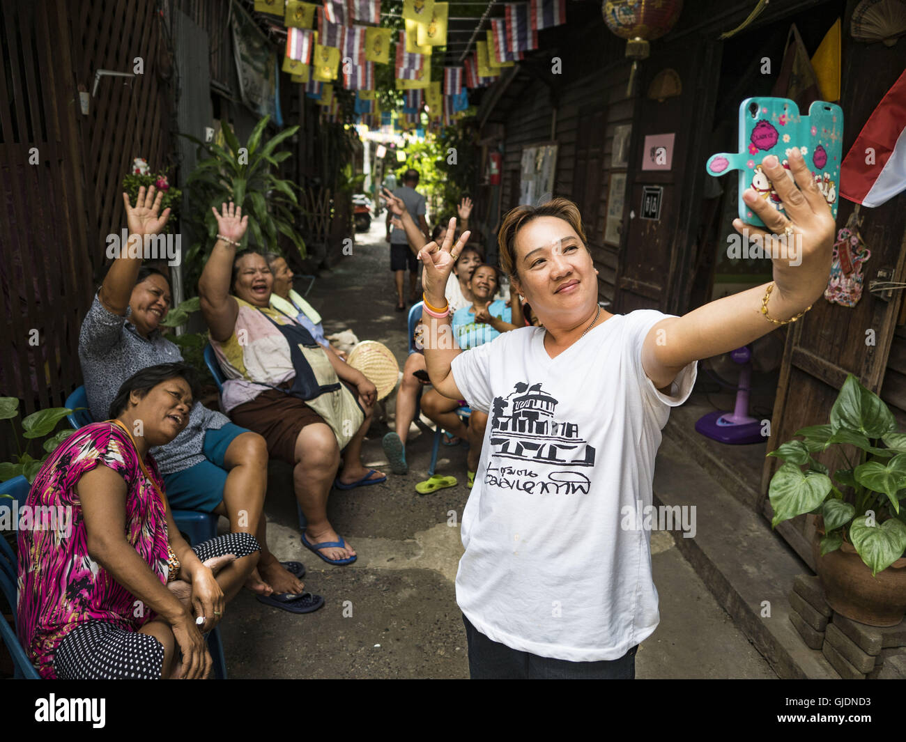 Bangkok, Thailand. 15th Aug, 2016. Women who live in the Pom Mahakan ...