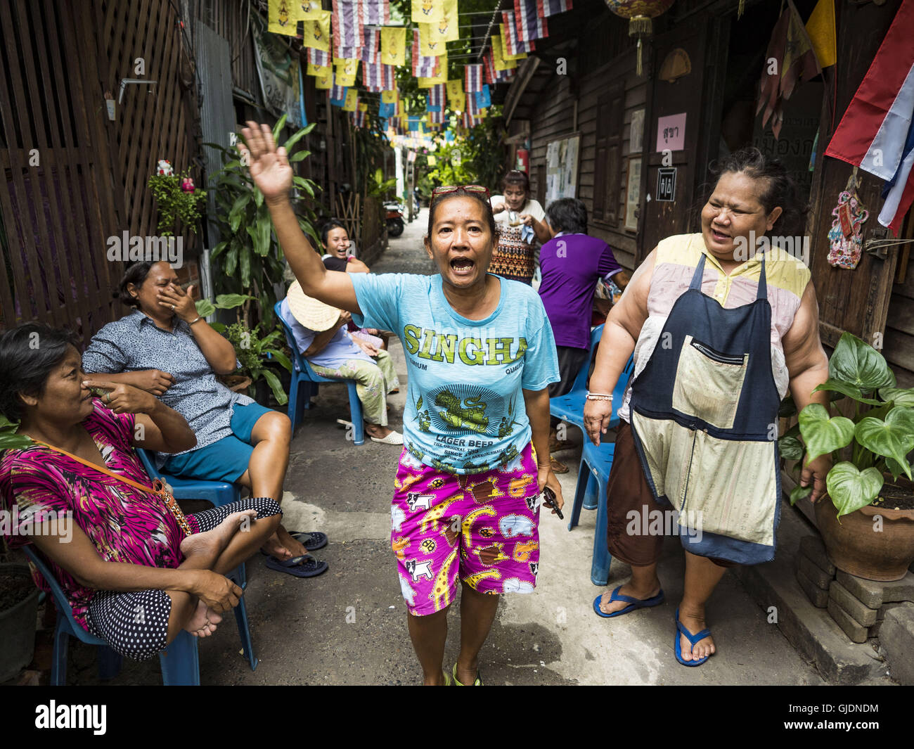 Bangkok, Thailand. 15th Aug, 2016. Women who live in the Pom Mahakan ...
