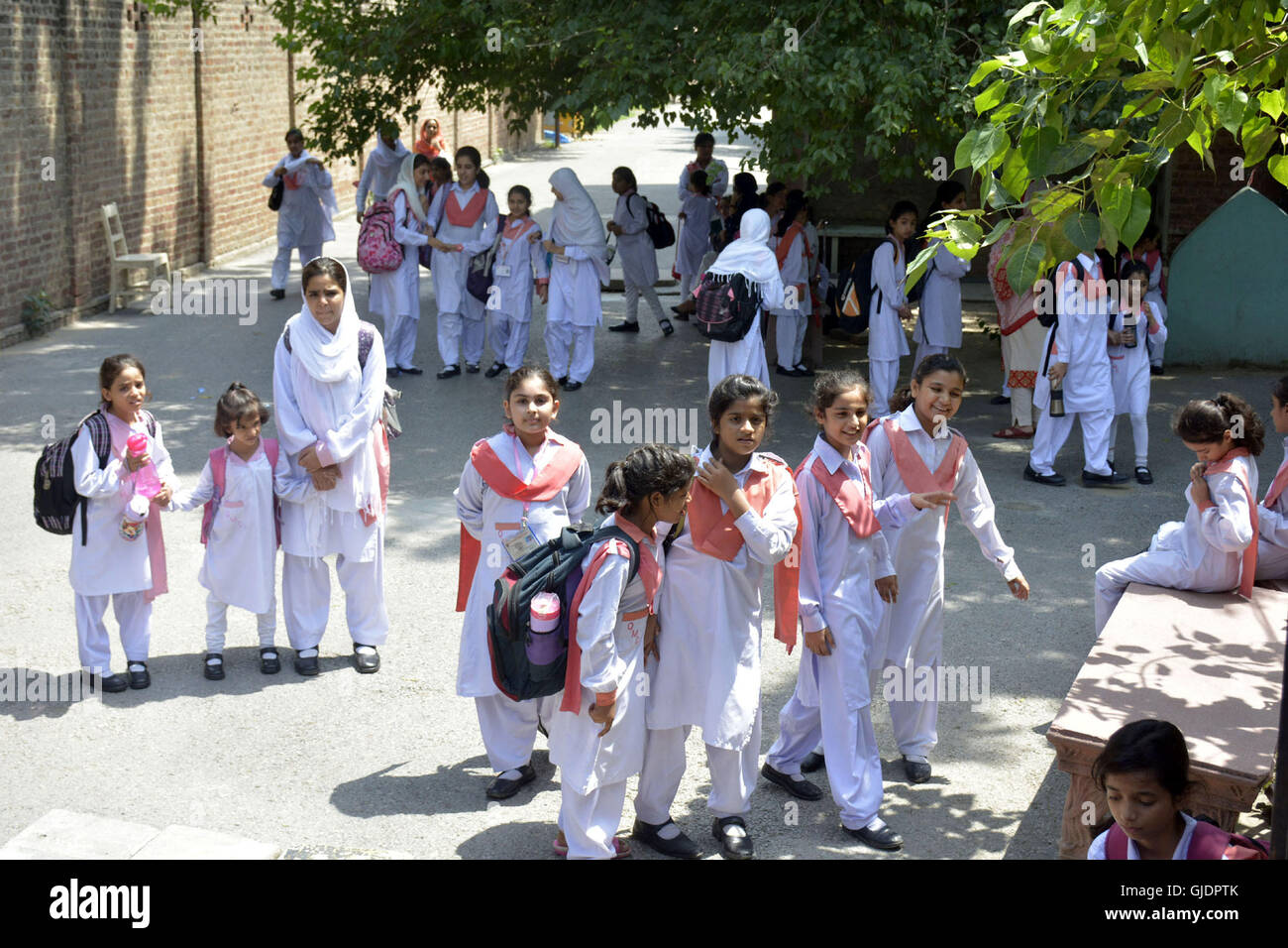 (160815) -- LAHORE (PAKISTAN), Aug. 15, 2016 (Xinhua) -- Students ...