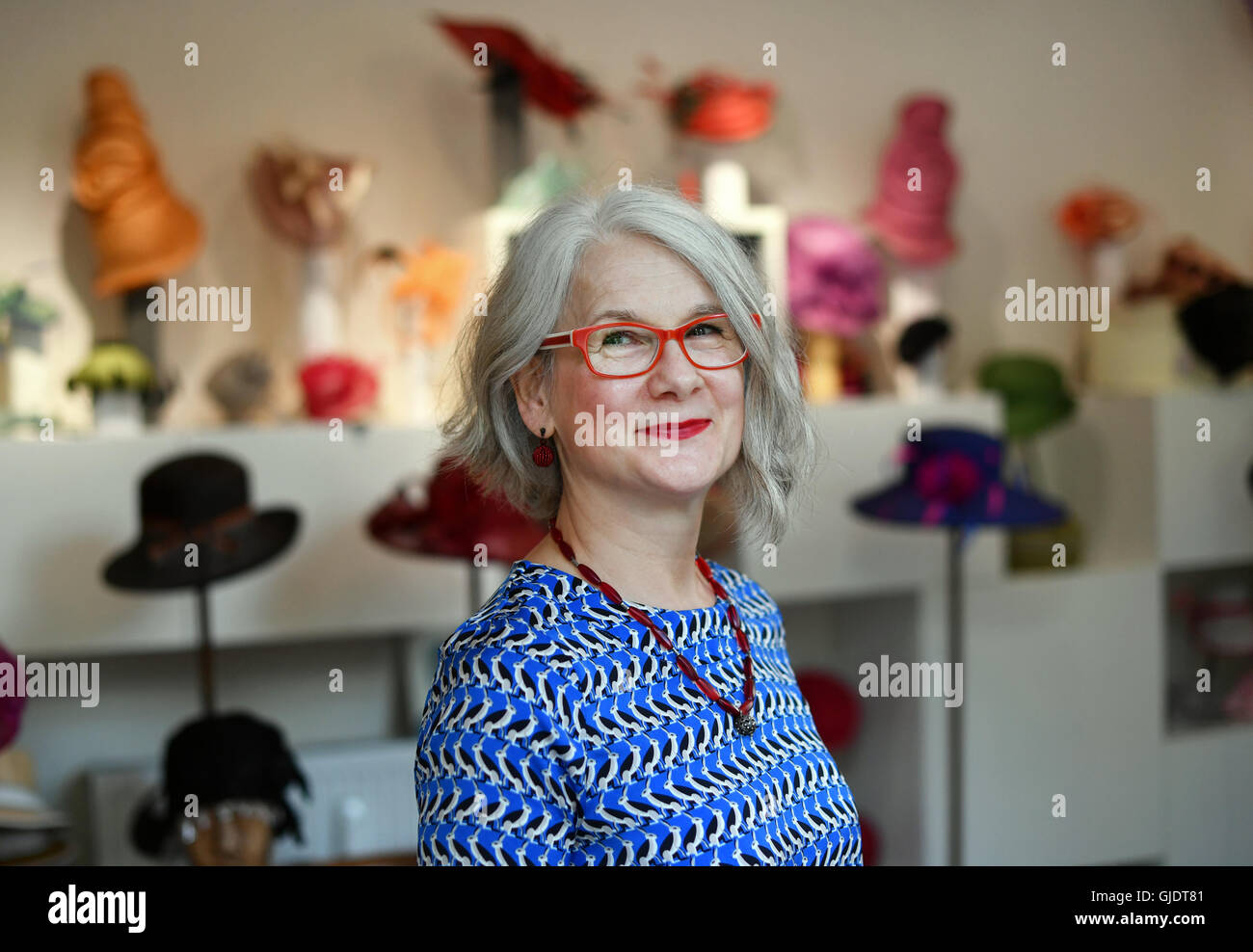 Paris milliner hi-res stock photography and images - Alamy