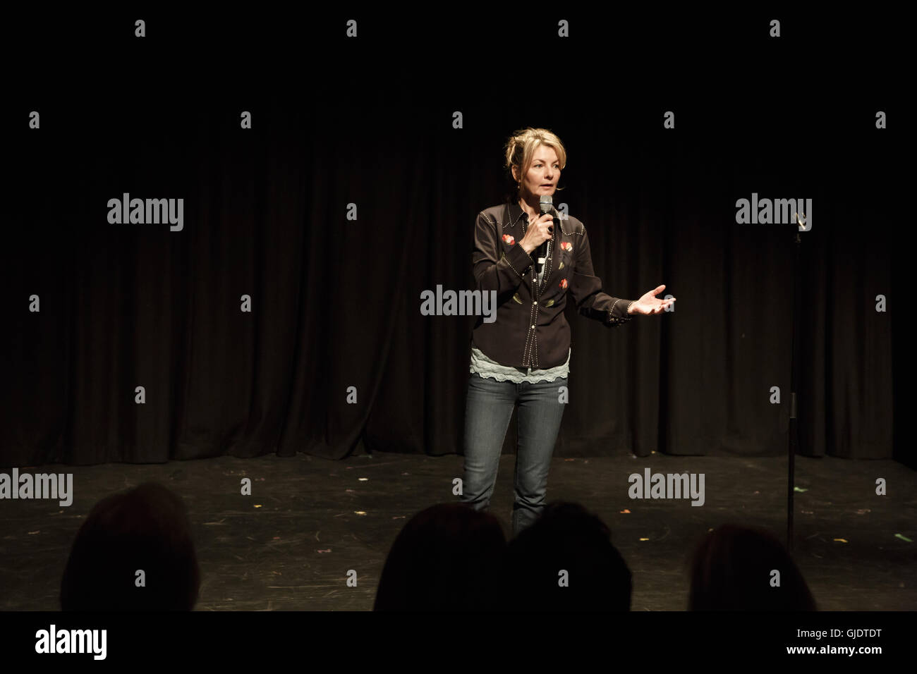 Stand up comedienne jo caulfield hi-res stock photography and images ...