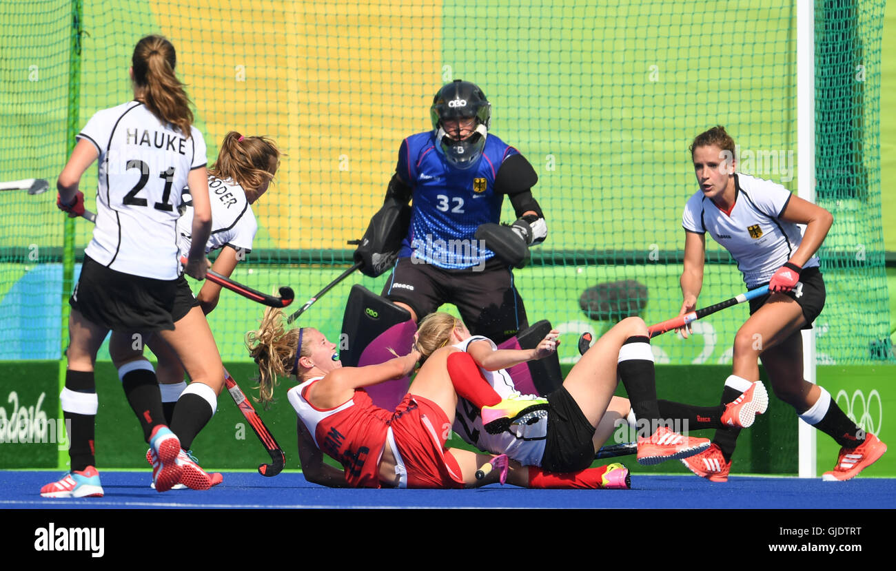 Rio de Janeiro, Brazil. 15th Aug, 2016. Annika Sprink of Germany (C on ...