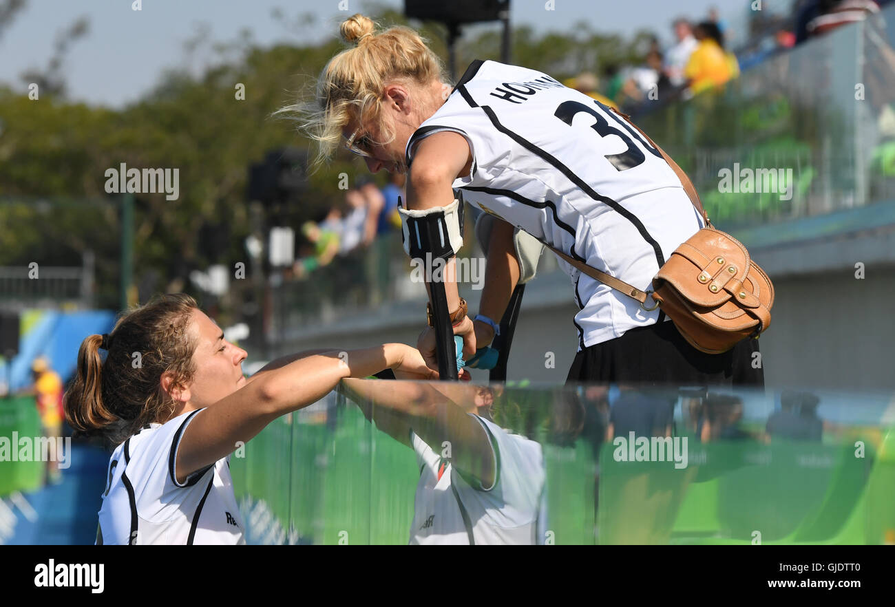 Rio de Janeiro, Brazil. 15th Aug, 2016. Marie Mavers (L) of Germany ...