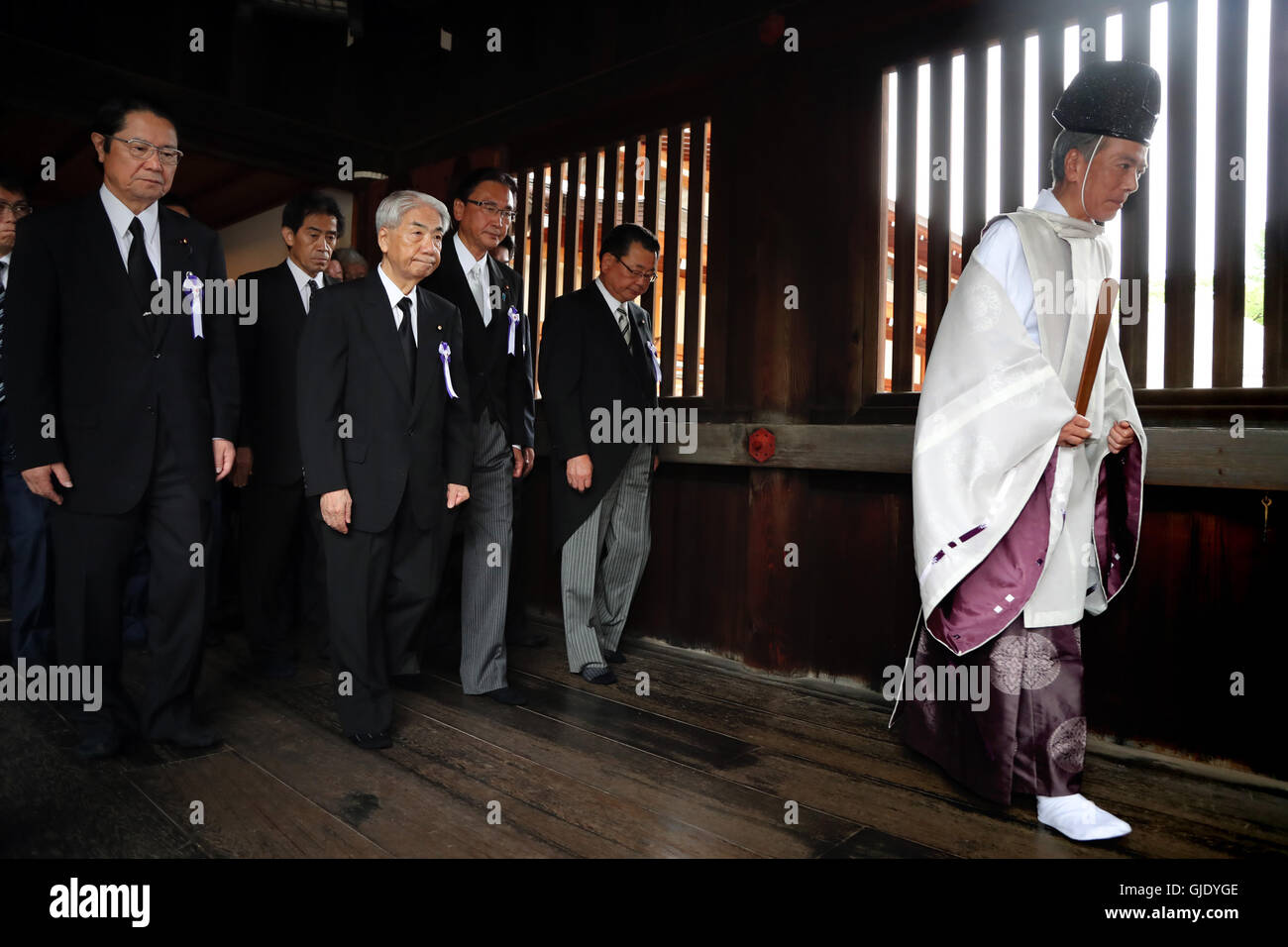 Tokyo, Japan. 15th Aug, 2016. Japanese lawmakers follow a Shinto priest ...