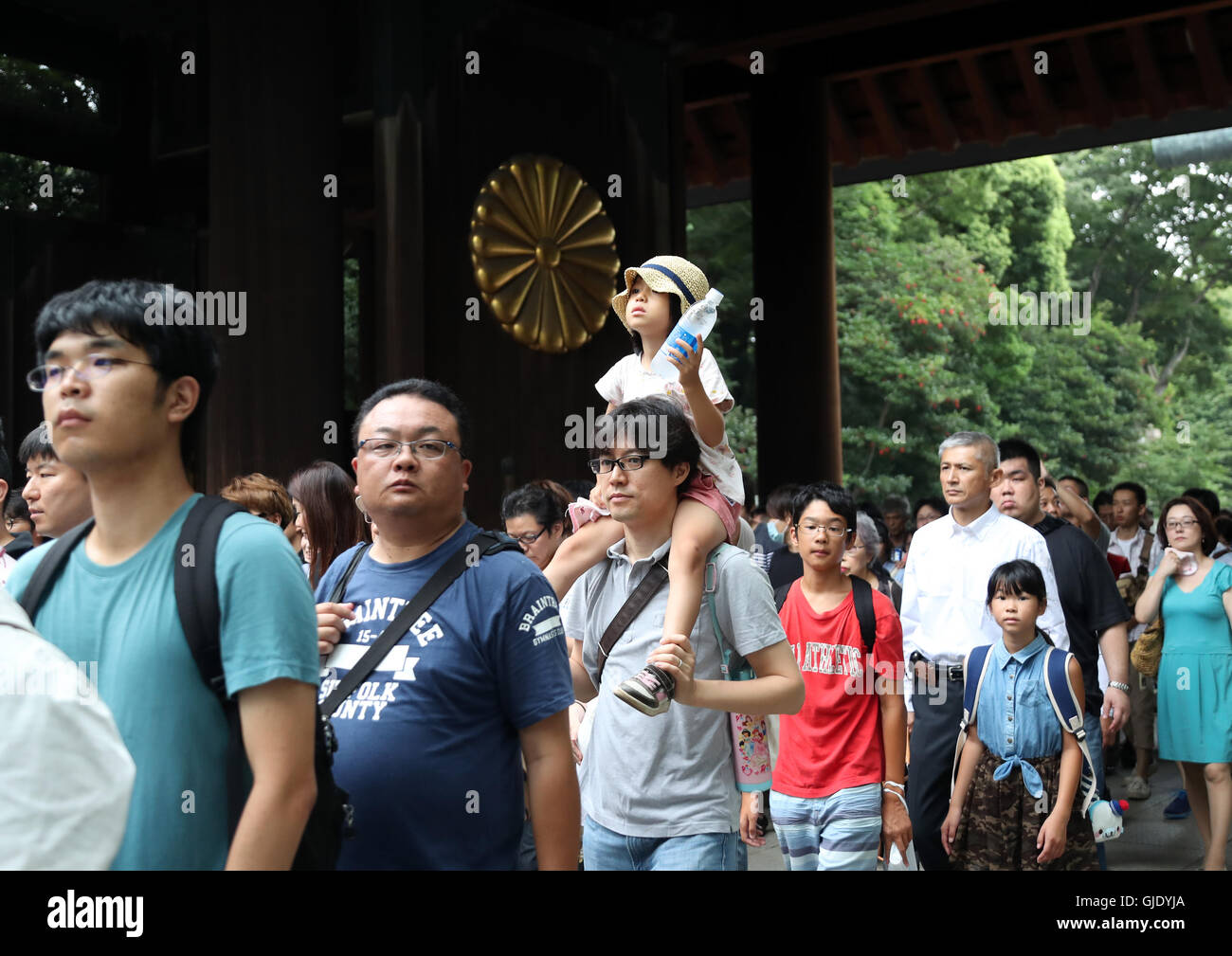 Tokyo, Japan. 15th Aug, 2016. People visit the controversial Yasukuni ...