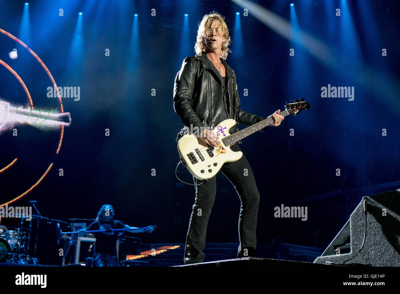 Chicago, Illinois, USA. 15th Aug, 2016. AXL ROSE (L) and DUFF MCKAGAN ...