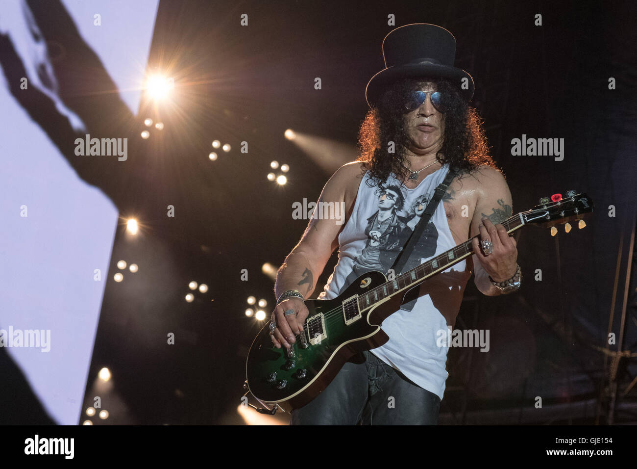 Chicago, Illinois, USA. 15th Aug, 2016. Guitarist SLASH (aka SAUL ...