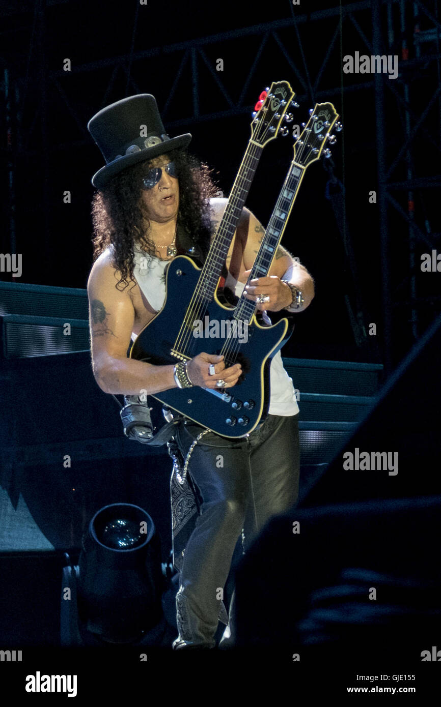 Chicago, Illinois, USA. 15th Aug, 2016. Guitarist SLASH (aka SAUL ...