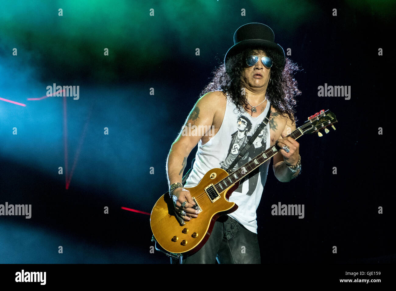 Chicago, Illinois, USA. 15th Aug, 2016. Guitarist SLASH (aka SAUL ...