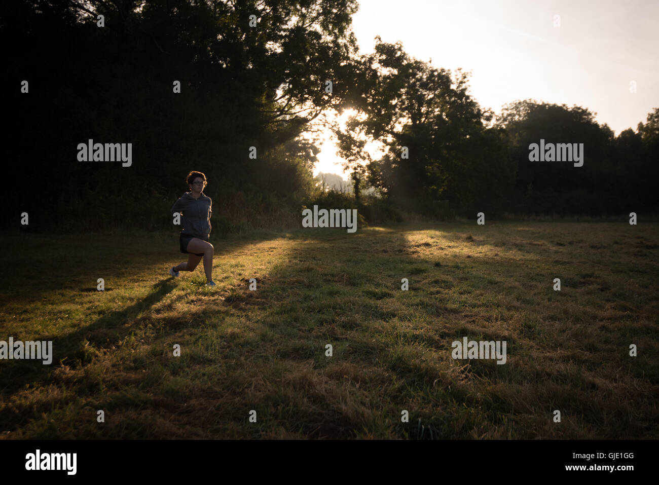 Oxford, UK. 16th August 2016. UK Weather. A young woman exercises at ...