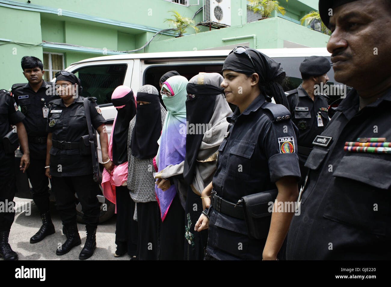 Dhaka, Bangladesh. 16th Aug, 2016. Members of Bangladesh's Rapid Action ...
