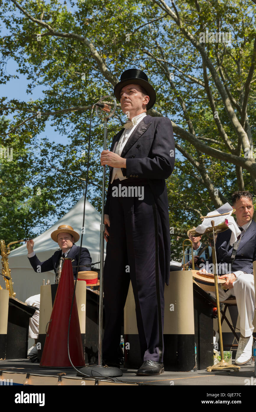 Gregory Moore & Simon Mulligan perform tribute to Bill Cunningham at ...